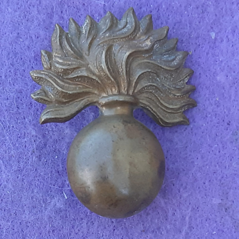 Gilding Metal Cap Badge – The Grenadier Guards – Steady The Buffs Militaria