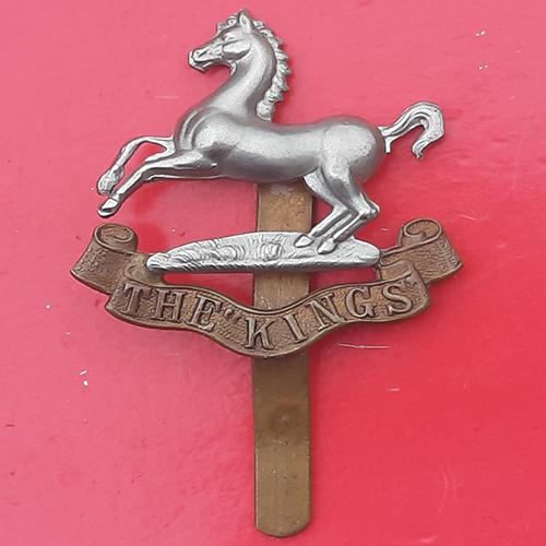 The King’s Regiment – WW1 Bi-Metal Cap Badge – Steady The Buffs Militaria