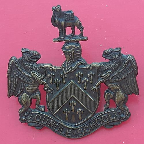 Oundle School – Gilding Metal Cap Badge – Steady The Buffs Militaria